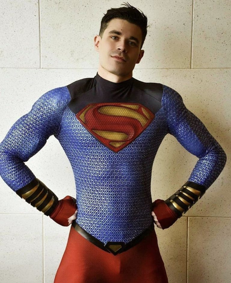 Capeless Superman – Captured Heroes